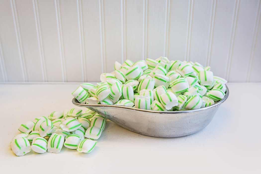 Arnolds Candies Wintergreen Puffs - 4 lb. – Candy Favorites